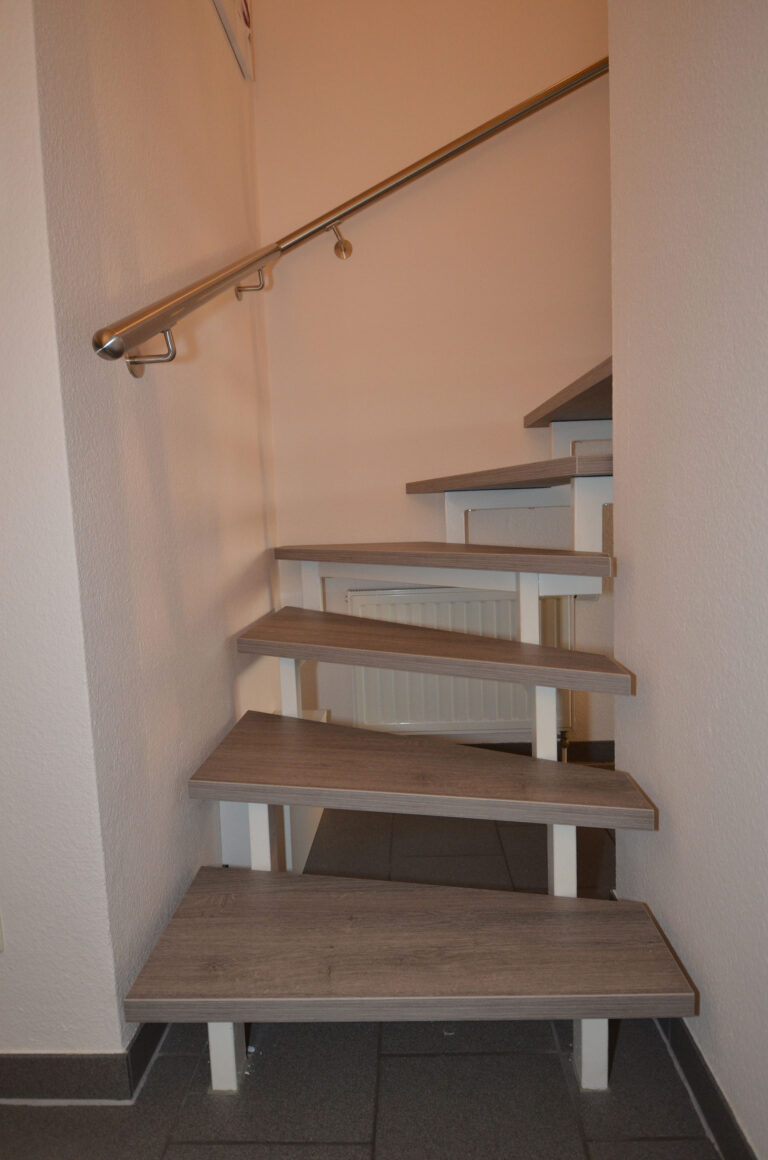 Offene Treppe - JOWI Holz-Innenausbau GmbH - Dauerhafte Treppenrenovierung